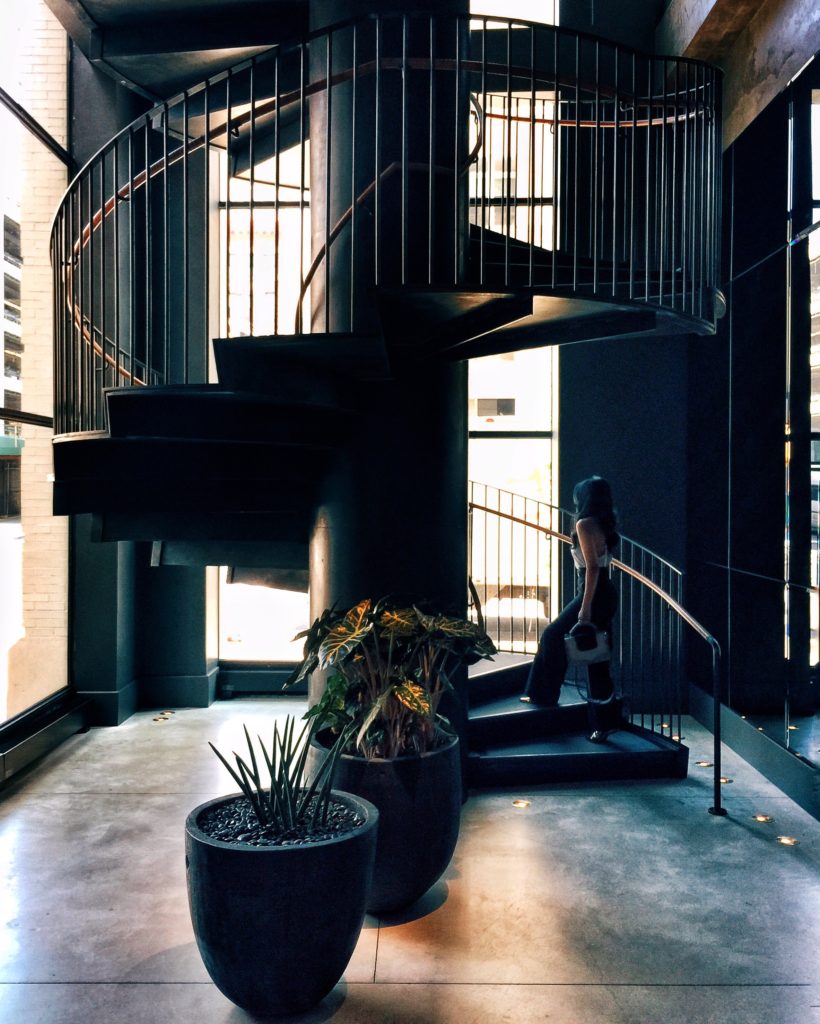 11 HOWARD - Walk In Wonderland